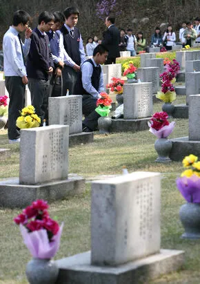 [Photo] Historical respect