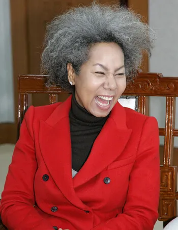 Singer of mixed ethnicity founds school for multicultural children