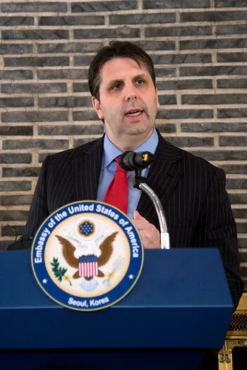 Former US ambassador Lippert to work in international government ...
