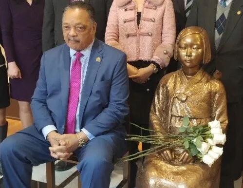 [Photo] Civil rights icon Jesse Jackson visits comfort woman statue in ...