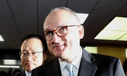 GM International president holds successive meetings with KDB chairman