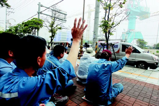 Hanjin workers return to the shipyard 21 months after layoffs
