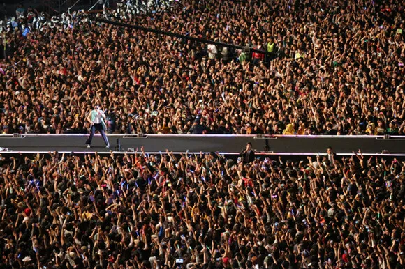 Psy horse dances with 80,000 fans