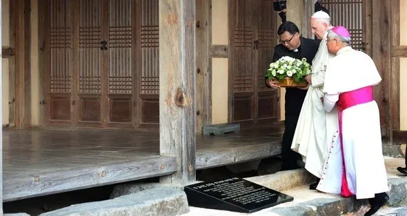 Pope pays tribute to Korea’s first Catholic priest