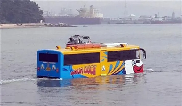 Amphibious tour bus