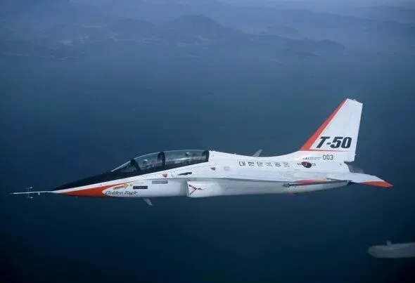 공군 T-50, 훈련 복귀 중 비상착륙…“기체 전복, 조종사 2명은 무사”