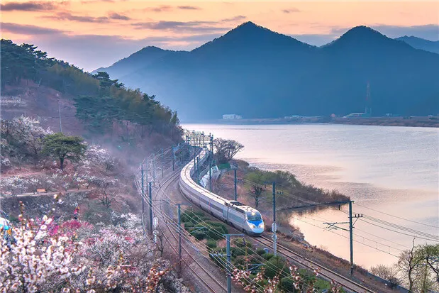 KTX 20년, 10억5천만명 싣고 달렸다…SRT 통합 불씨 숙제