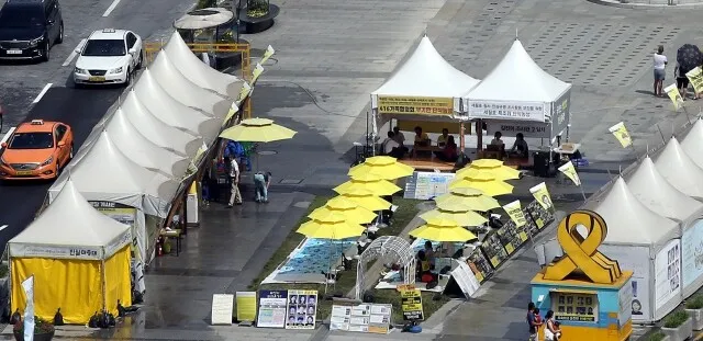 [Photo] Sewol memorial tents to be replaced by permanent wooden structure
