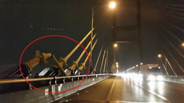 [Photo] A strange case of cut cables on Seohae Bridge