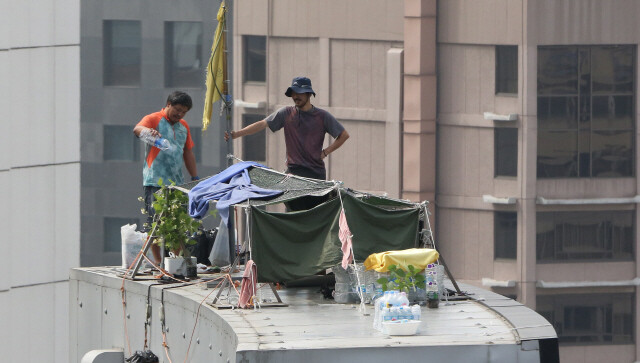 After nearly a year, workers finally come down from “prison in the sky”