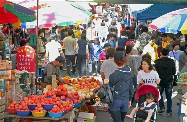[Photo] Traditional market crowded ahead of Chuseok