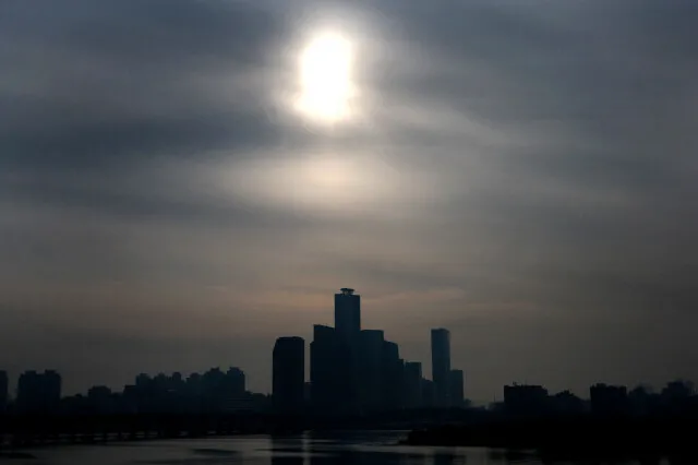 [Photo] A cold and hazy Christmas this year