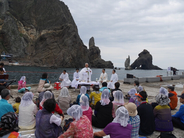 [Photo] First-ever mass on Dokdo