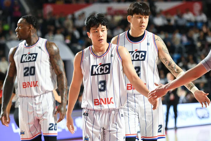 봄 농구 첫 승기 잡은 KCC…4강 진출 확률 ‘92.3%’