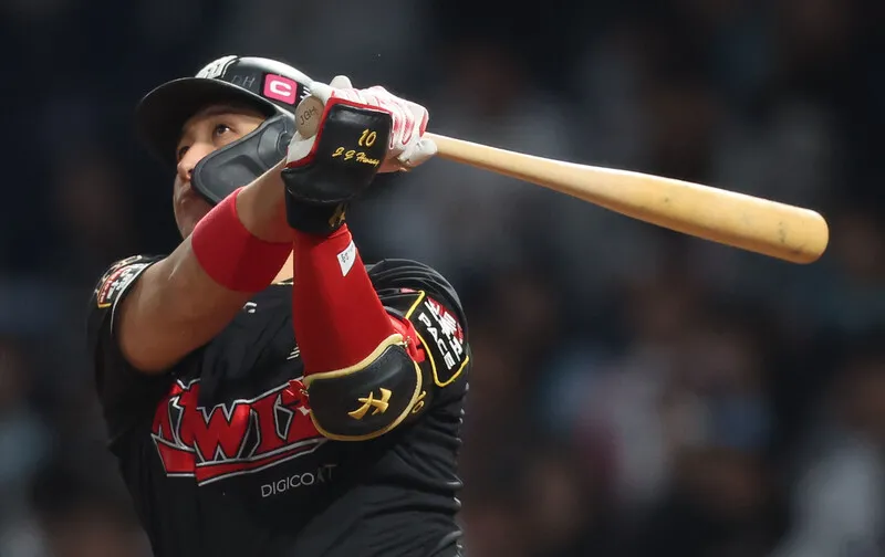 ‘막강 화력’ KT, 11-2로 NC 대파…PO 5차전 간다