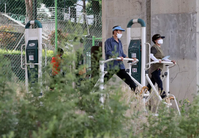 Mask rule to remain in place in Seoul area