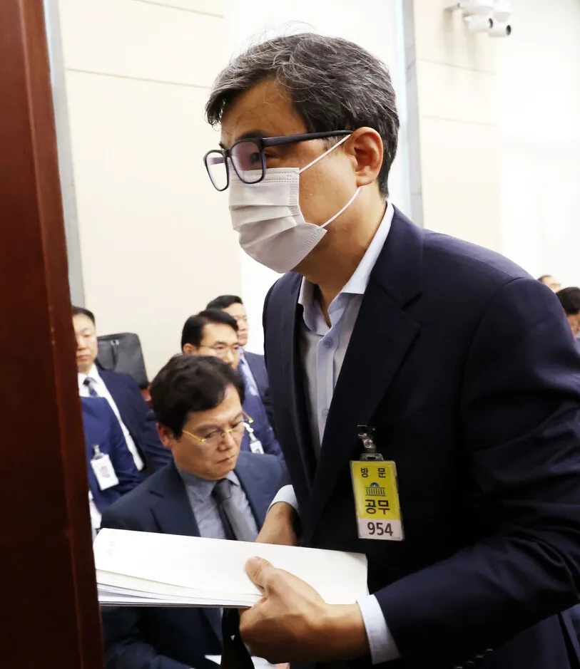 ‘막말’ 국장 감싼 ‘망언’ 위원장…김광동, 국회 추궁에 딴소리
