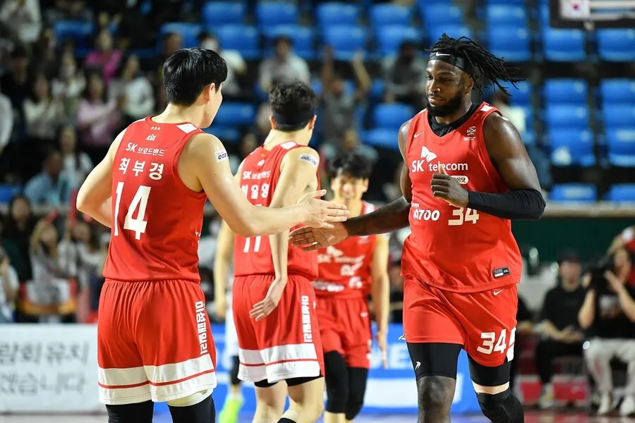 ‘리바운드도 잘하는’ SK, 4강으로 가는 94% 확률 잡았다