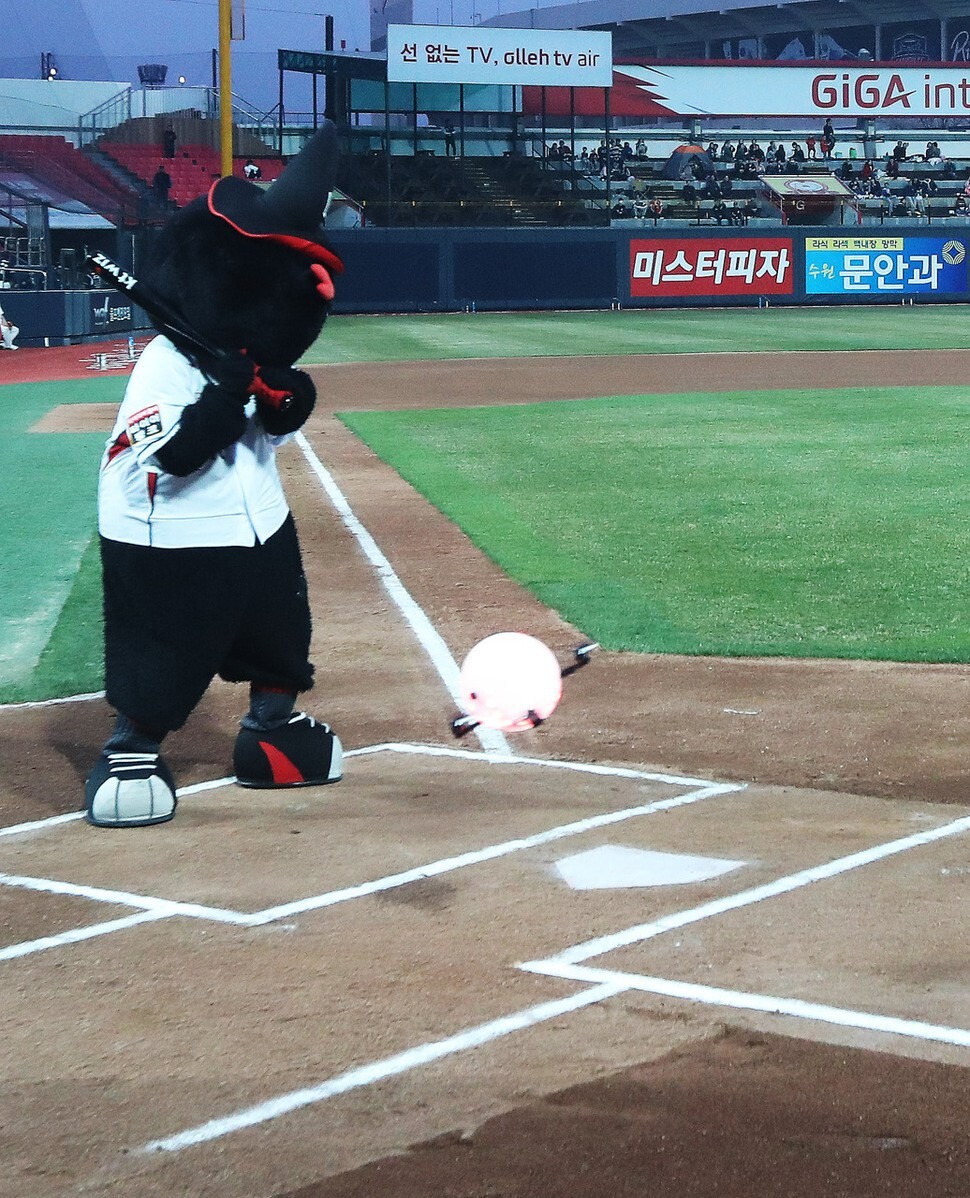 [Photo] Ceremonial first pitch, by a drone