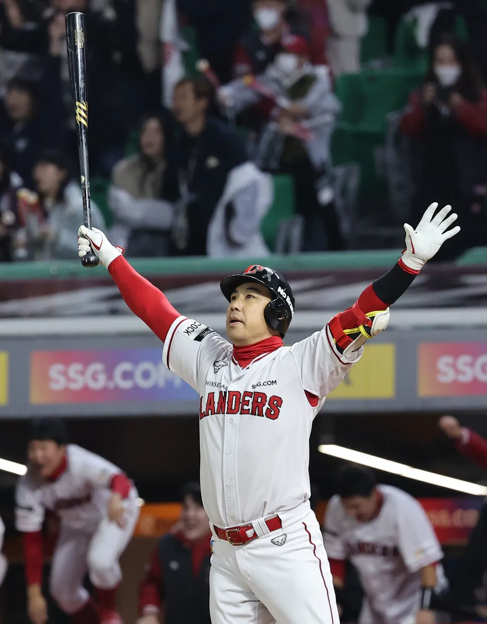 김강민, 역대 KS 최초 대타 끝내기 홈런…SSG 정상까지 ‘1승’ 남았다