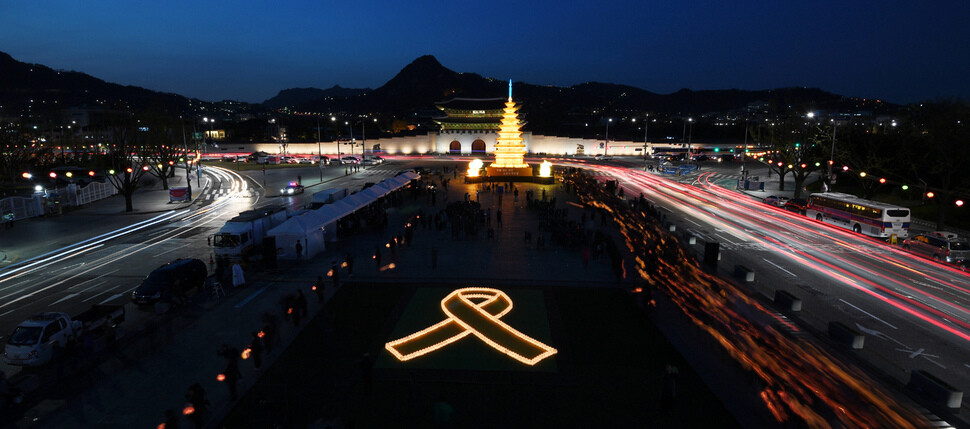 [Photo] Yellow Sewol ribbon lights for Buddha‘s birthday