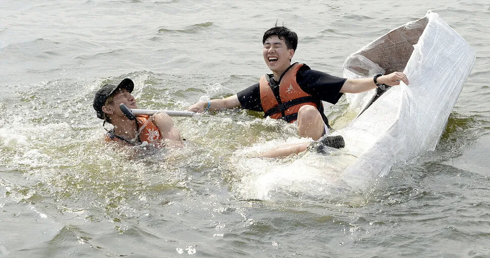 [Photo] Recycled paper boat race across the river