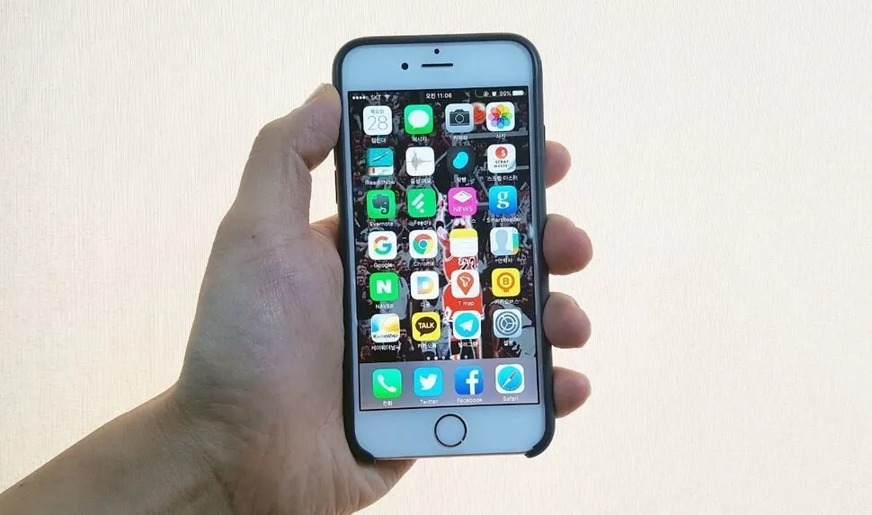iPhone suit draws 180,000 in four days amid deliberate performance ...
