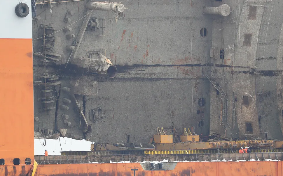 Sewol ferry emerges in its entirety after nearly three years under the sea