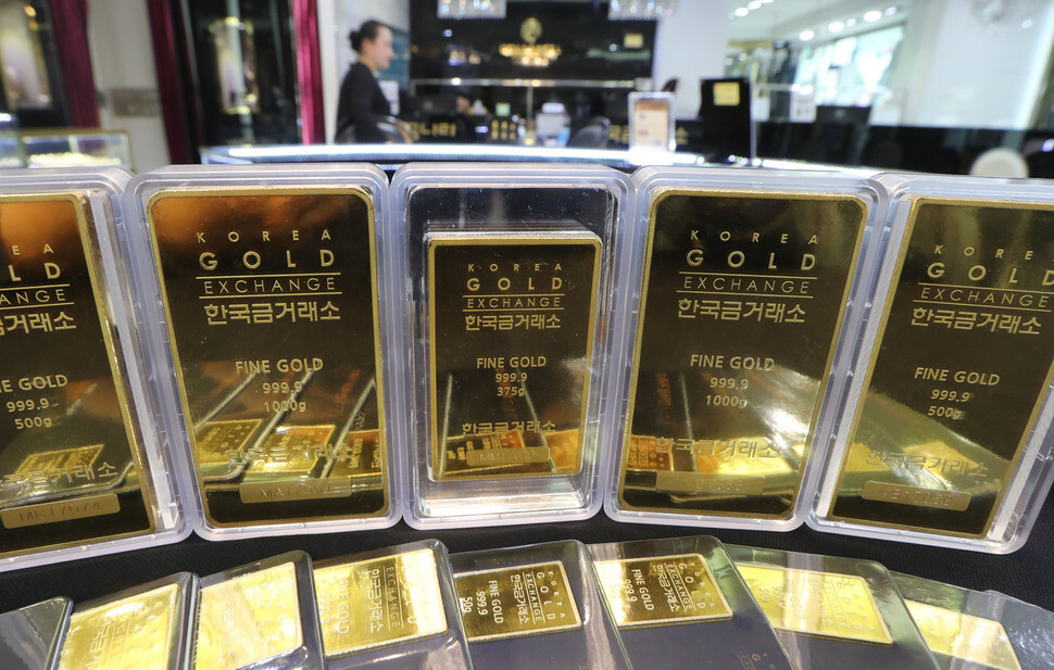 [Photo] Sales of mini gold bars spike