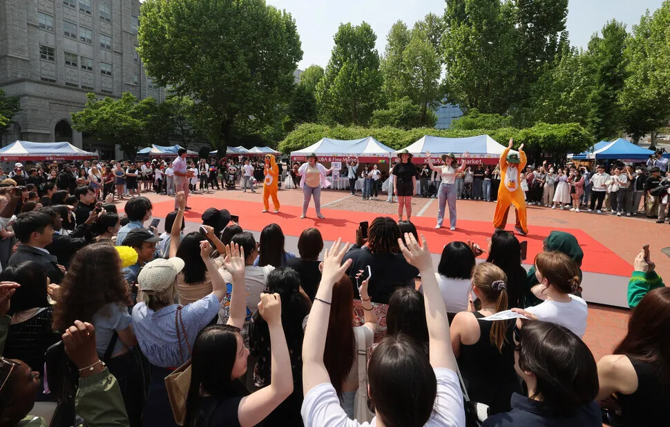 [Photo] International students take their culture down the runway