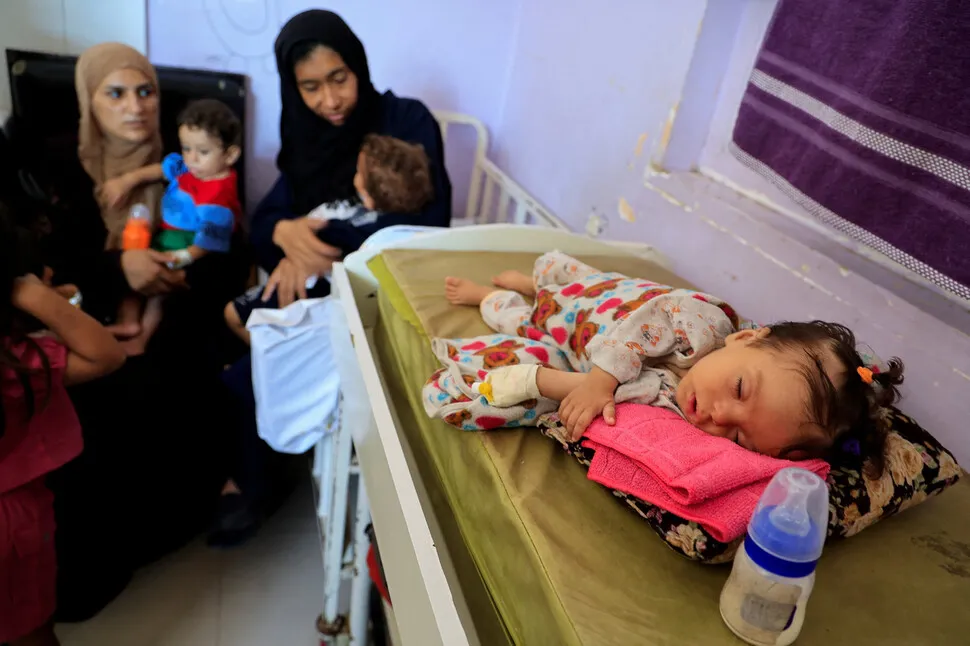 이스라엘, 가자에 구호품 공중 투하 ‘생색내기’…하루 새 103명 사망