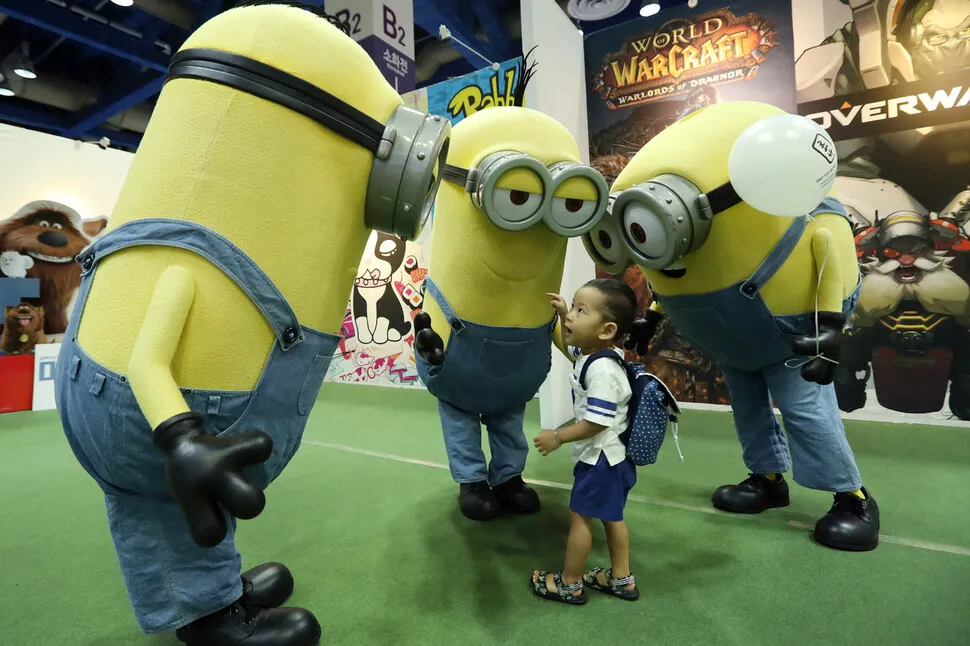 [Photo] Making friends with Minions
