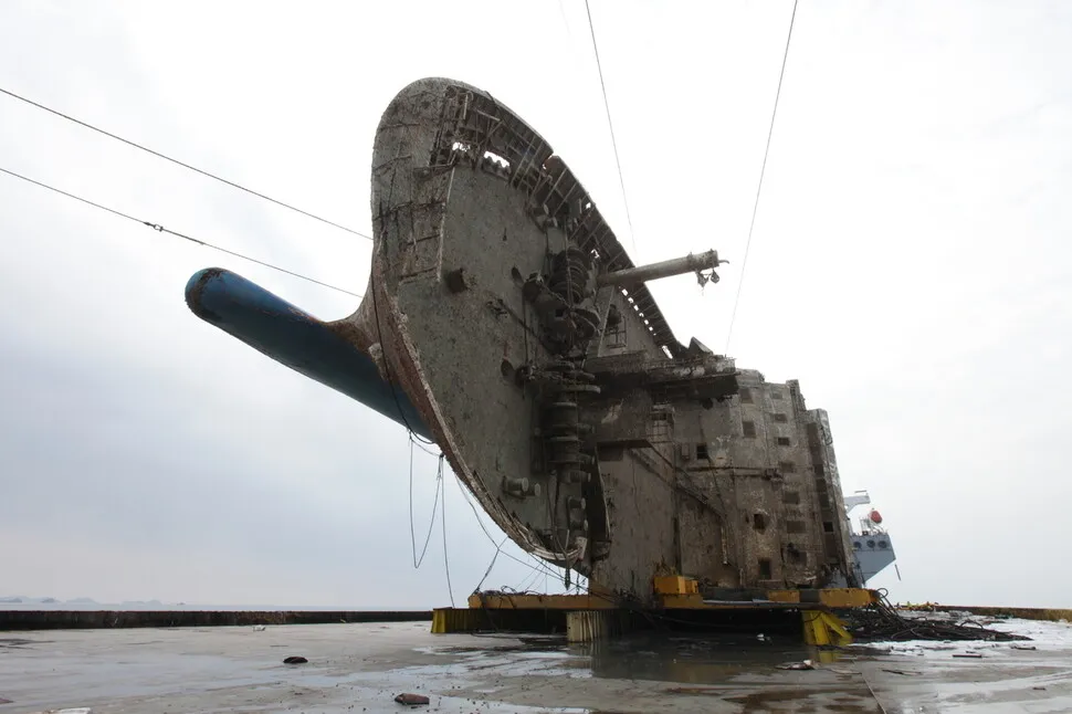 Sewol ferry emerges in its entirety after nearly three years under the sea