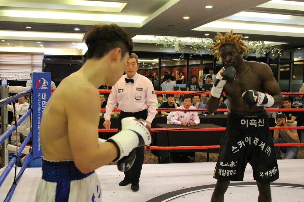 [Photo] Asylum-seeking Cameroonian boxer becomes champion