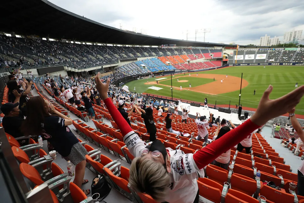 [Photo] KBO games begin permitting fans into stadiums at 10% capacity ...