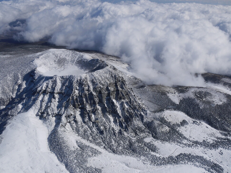 [Photo] Halla Mountain covered in snow