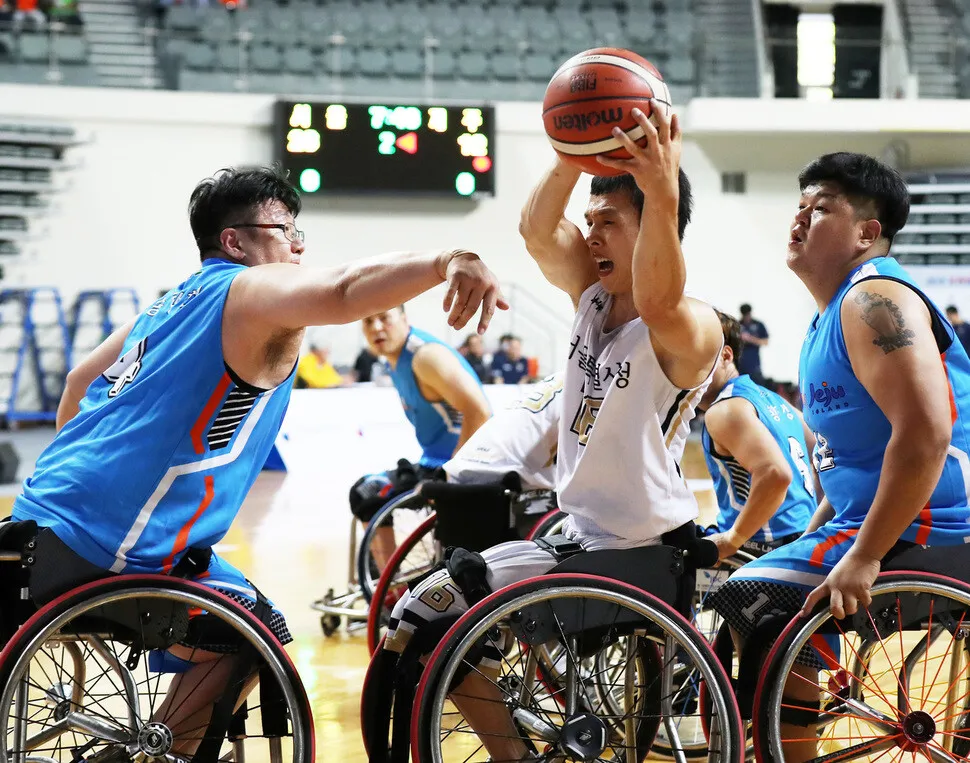 휠체어농구리그 개막…첫날부터 이변