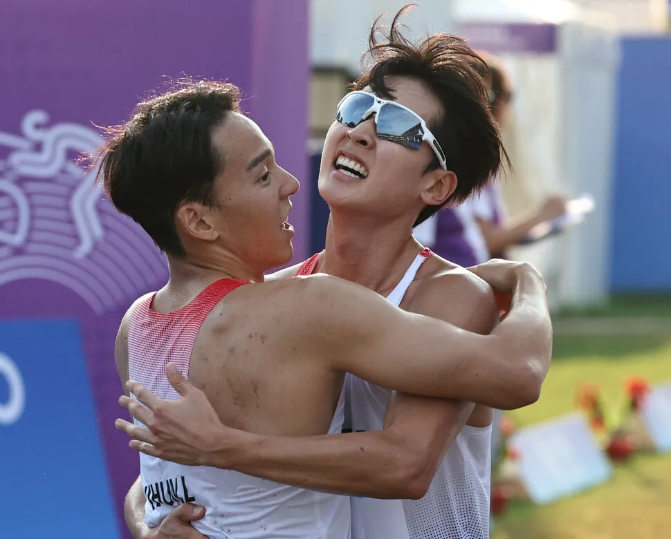 “추월해서 미안” “네가 일등해 고마워”…철인들의 우정 ‘금메달’